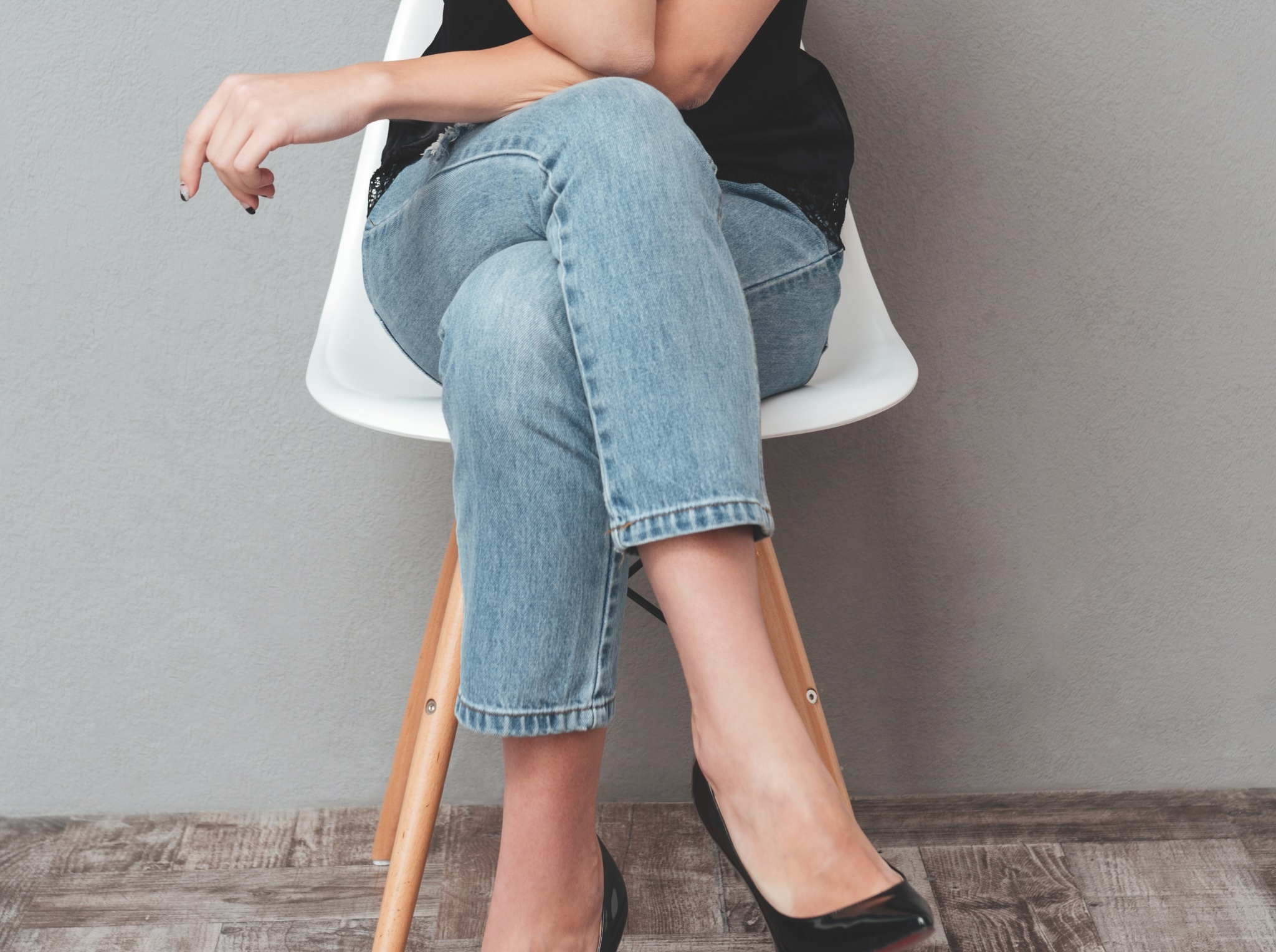 Pourquoi ne devrait-on pas s’assoir les jambes croisées? | Protégez-Vous.ca