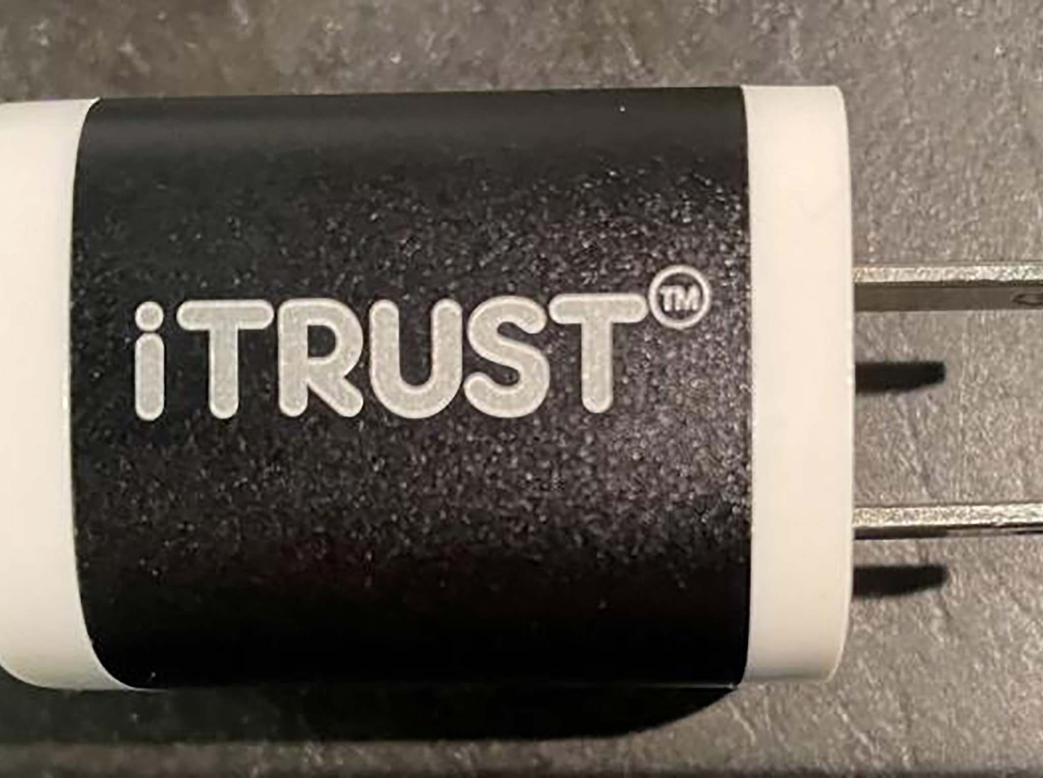 Chargeur USB mural iTrust Real 2.1 A | Protégez-Vous.ca